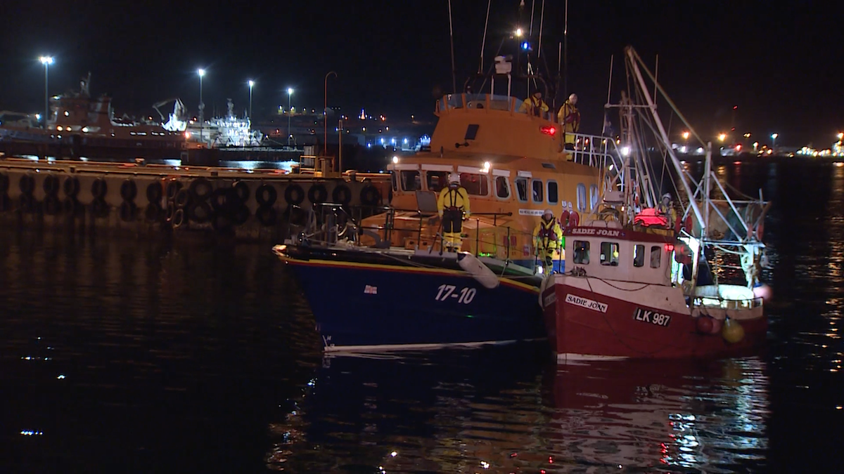 Lifeboat tows in creel boat | Shetland News