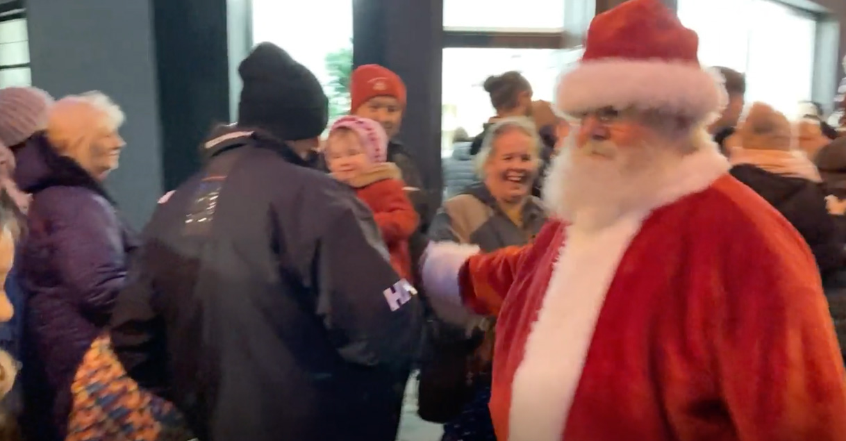 Hundreds enjoy festive cheer as Santa comes to town | Shetland News
