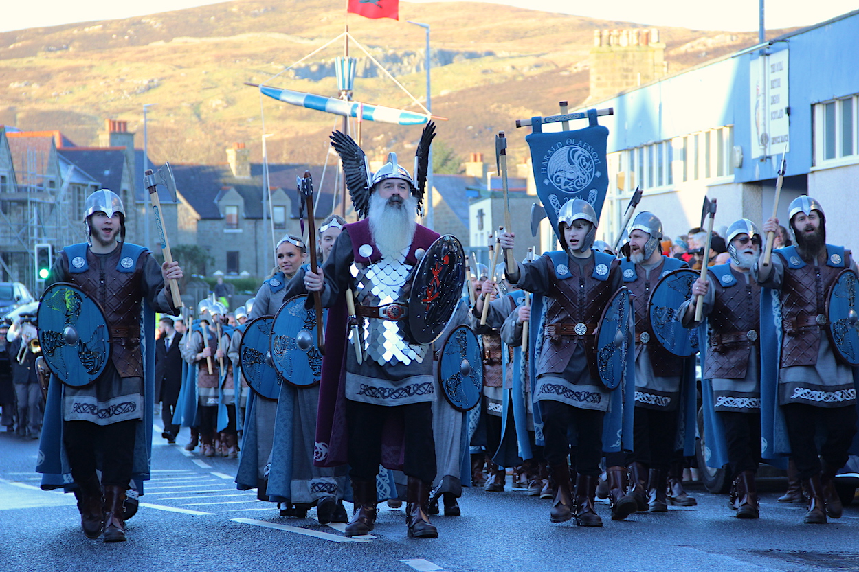 Some strong singing at the Market Cross | Shetland News
